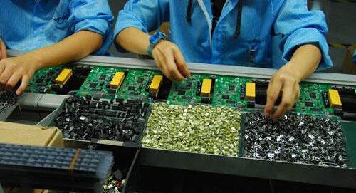 Assembling printed circuit boards - Andwin Circuits